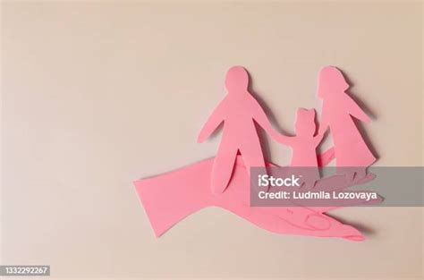 색깔의 배경에 아이와 함께 가족을 들고 손의 골판지 그림 가족 관계 의 개념 성인과 어린이 복사 공간 3차원 형태에 대한 스톡