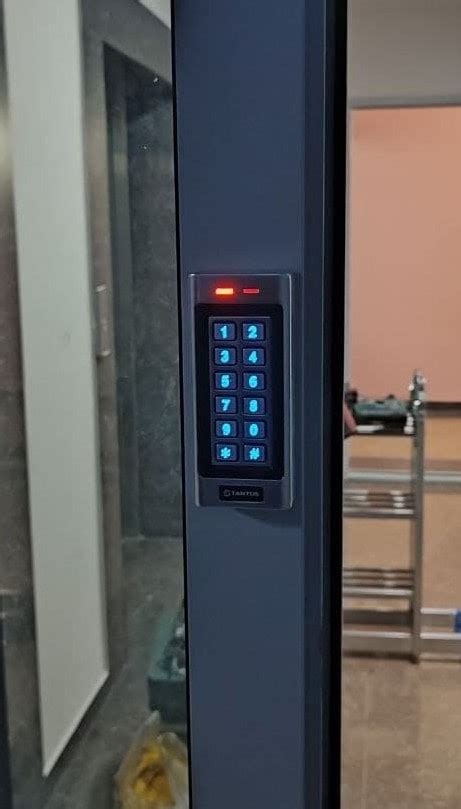 Установка СКУД на металлическую дверь в подъезде