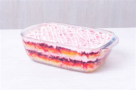 러시아 전통 설날 전채의 단계별 준비 삶은 야채와 마요네즈 의 층 아래 청어 11단계 11단계 요리의 끝 끓는 물에 삶기에 대한