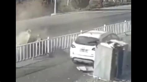 VIDEO Tuk tukiem pod prąd Sadistic pl