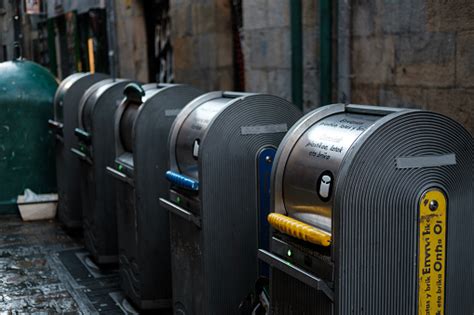 도시 거리에서 도시 폐기물 관리를 촉진하는 현대식 재활용 쓰레기통 0명에 대한 스톡 사진 및 기타 이미지 0명 공공 서비스 도시 Istock