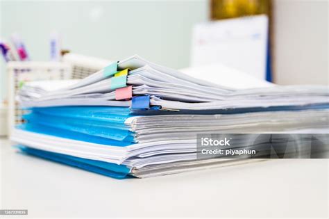 Folder File Dan File Kertas Laporan Stack Of Business Pada Tabel Di
