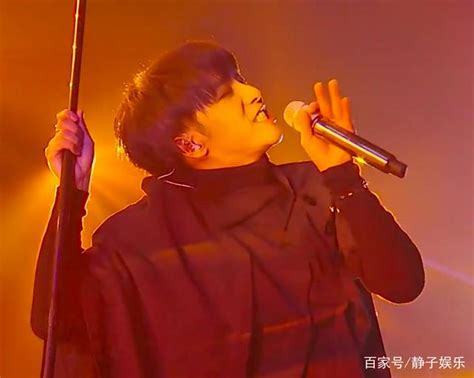 歌手：華晨宇一身黑衣演唱易燃易爆炸悼念亡者！ 每日頭條