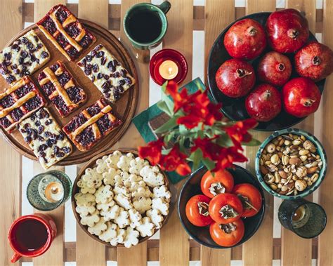 Foto Una Mesa De Madera Cubierta Con Platos De Comida Imagen