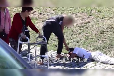 街头乞丐能挣多少钱？老外用24小时来测试，这结局你敢相信？老外测试小时