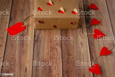 발렌타인 데이배경 마음의 화환 나무 배경에 공예 종이에서 선물 발렌타인 14에 대한 스톡 사진 및 기타 이미지 14 2월