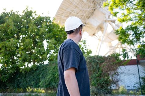 Premium Photo Engineer Looking Earth Based Astronomical Radio Telescope
