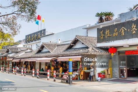저우산 주 푸투오산 사원에 있는 중국 전통 선물 가게로 인도사트바 아발로키스바라의 유명한 명소 거리에 대한 스톡 사진 및 기타