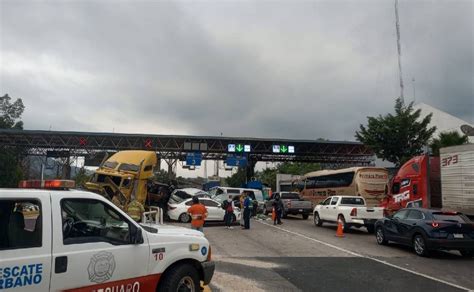 Tráiler CHOCA contra caseta de cobro en Zinapécuaro Michoacán 8 heridos