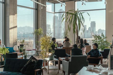 Coffee Bronze 커피브론즈 차가운 생크림의 부드러움과 커피의 쌉싸름함 시간이 지날수록 차츰 진해지는 단맛이 한데 어우러져 한 잔의 커피에서 세 가지 이상의