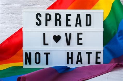 라이트 박스와 텍스트 확산 사랑 싫어와 무지개 플래그 실크 소재로 만든 무지개 Lgbtq 플래그 Lgbtq 자부심의 달의 상징