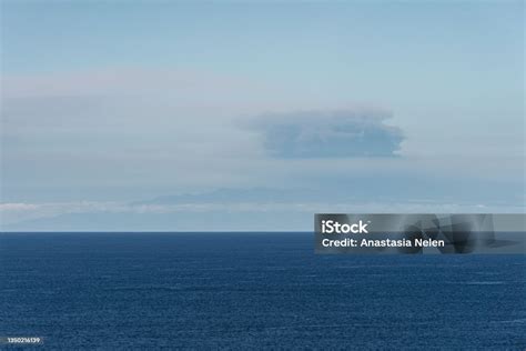 2021년 10월 30일 카나리아 제도에서 화산 폭발 테네리페에서 라 팔마 섬까지 의 경관 화산 컴브레 비에야는 멀리서 섬 의 전망을 통해 연기구름 위쪽으로 재의 기둥을