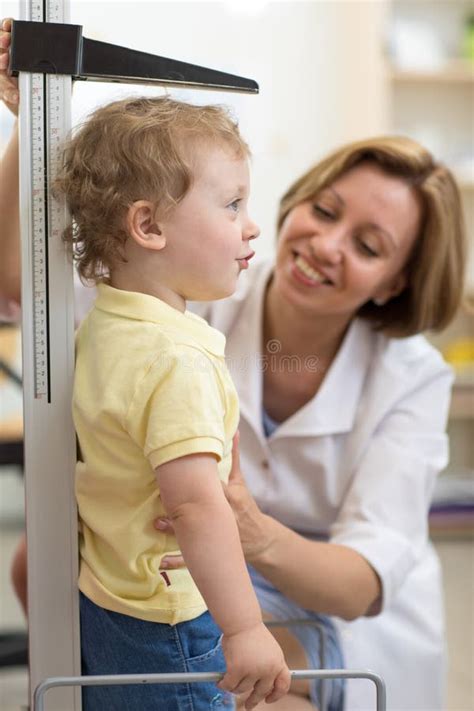 Visite Médicale Mesure De Taille Photo Stock Image Du Mesure