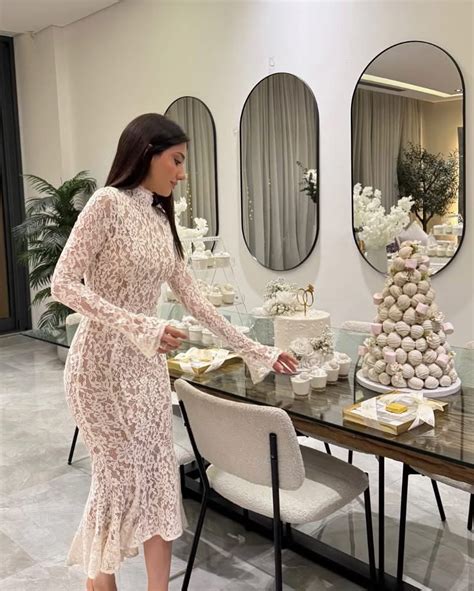 نارين بيوتي تحتفل بعقد قرانها بالدانتيل الشفاف جفرا نيوز