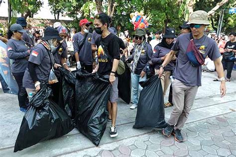 Peringatan World Cleanup Day 2022 Warga Aksi Pungut Sampah Di CFD Solo Solopos Panduan