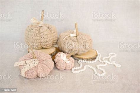 수제 니트 호박과 흰색 진주 구슬이있는 취미 배경 Diy 가을과 겨울 휴가를위한 공예 장식 0명에 대한 스톡 사진 및 기타