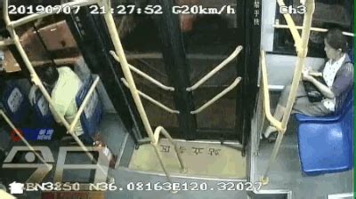 又见高空抛物白酒瓶从天而降 砸穿公交车玻璃