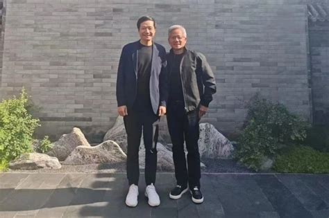 英伟达ceo黄仁勋年内第三次来华 与雷军亲密合影