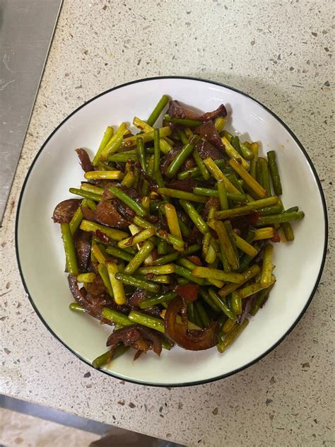【蒜苔炒腊肉（肉）的做法步骤图，怎么做好吃】庄周学做菜下厨房