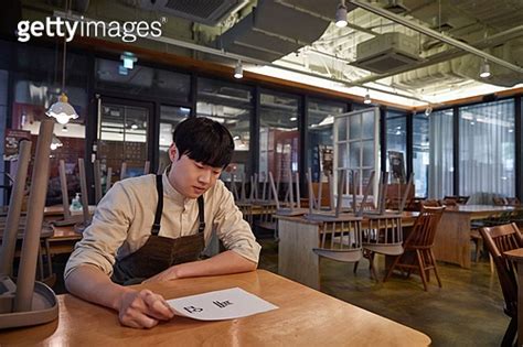 상인 소매업자 청년남자 성인남자 레스토랑 공공건물 불경기 파산 불경기 폐업 실패 컨셉 절망 이미지