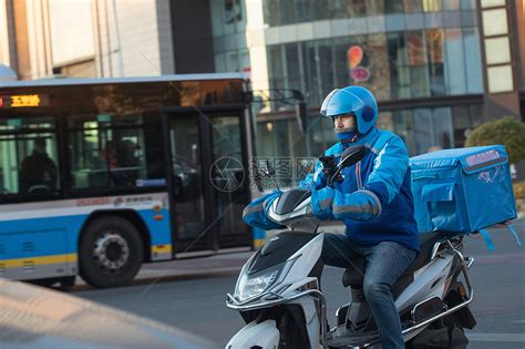 送餐途中的外卖员高清图片下载 正版图片507692881 摄图网