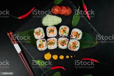 전통적인 일본 음식 검은 배경에 초밥 롤과 소스 맨 위 보기입니다 0명에 대한 스톡 사진 및 기타 이미지 0명 고급 요리