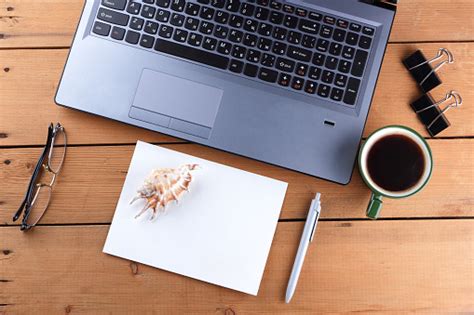 노트북과 컵 커피 나무 배경 오래 된 책상에 스마트폰 노트북 워크스테이션의 펜 및 직장 디자이너 워크스테이션 예술에서 안경 개념에 대한 스톡 사진 및 기타 이미지 Istock