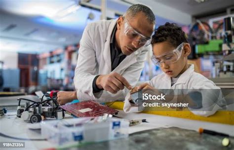 아프리카계 미국인 소년 그리고 실험실에서 컴퓨터 부분에 그의 교사 교사 교육 관련 직업에 대한 스톡 사진 및 기타 이미지 교사 교육 관련 직업 아이 로봇 Istock