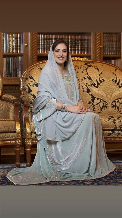 Zehra Ismat Hijab Fashion A adlı kullanıcının Abayas panosundaki Pin