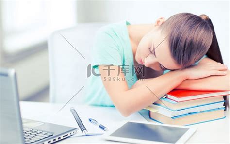 教育科技理念 疲惫的学生睡在书堆上。疲惫的学生睡在书堆上高清摄影大图 千库网