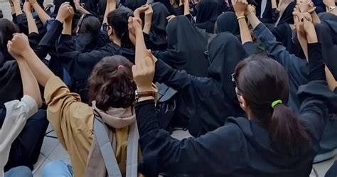 روایت گاردین از محرومیت تحصیلی دختران دانشجو به دلیل مخالفت با حجاب