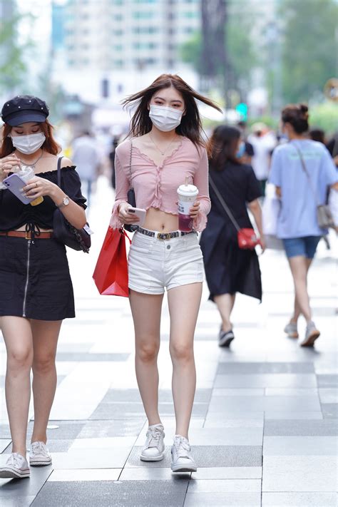 엄선된 거리 사진 하얀 핫팬츠를 입은 아름다운 여성 V2ph