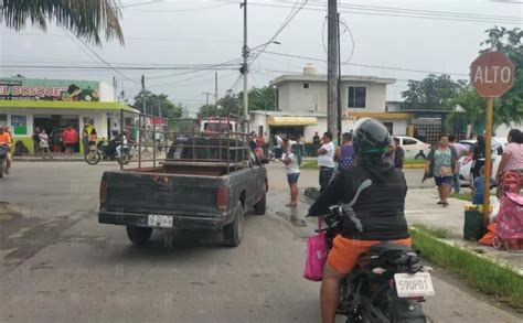 Debió doler Motociclista derrapa en Chetumal tras esquivar un perro
