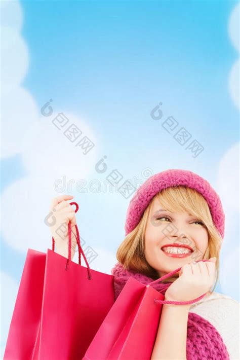 戴着帽子戴着围巾带着购物袋的快乐年轻女子图片 包图网企业站