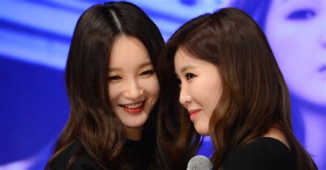 포토 강민경 이해리 다정하게 맞대고