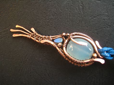 кулон из меди с халцедоном и лабрадоритом | Wire wrapped jewelry, Wire ...