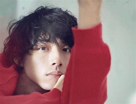 坂口健太郎の髪型【2024最新】パーマなど全種のオーダー＆セット方法を解説！｜ヘアスタイル｜ブログ｜slope[スロープ]｜モテる男への坂道を登るメディア