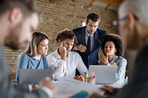 사무실에서 노트북을 작업하는 동안 비즈니스 팀 브레인 스토밍 팀워크에 대한 스톡 사진 및 기타 이미지 팀워크 기업 문화 기업 비즈니스 Istock