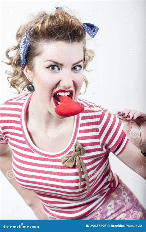 La Fille Pin Vers Le Haut Mord Un Coeur Photo Stock Image Du Flirt