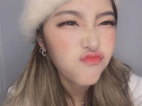 A Imagem Pode Conter 1 Pessoa Selfie E Close Up Cantores Famosos