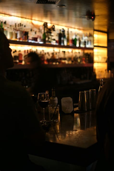 와인 한 잔과 함께 바에 앉아있는 남자 사진 Unsplash의 무료 남자 이미지