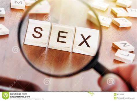 Imagen Del Concepto De Un Enfoque De La Lupa En Una Palabra Sexo Puesto
