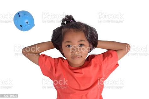 아시아의 소녀 있다 재미와 돼지 저금통 고립 된에 화이트 B 개념에 대한 스톡 사진 및 기타 이미지 개념 개념과 주제 경제 Istock