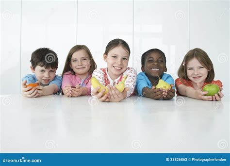 Многонациональные дети держа различные плодоовощи Стоковое Изображение изображение