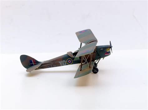 Kleines Modellflugzeug auf weißem Tisch