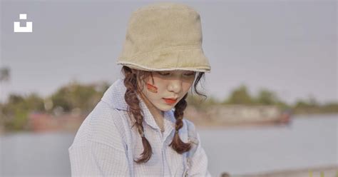책과 시계가 있는 벤치에 앉아 있는 여자 사진 Unsplash의 무료 사람 이미지
