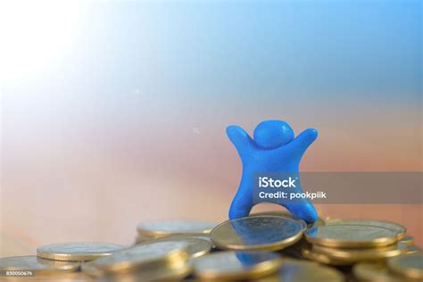 미니어처 인간의 그림 나무 테이블에 동전과 블루 플라스 티 신에서 만든 얕은 초점 부드러운 음색 경제에 대한 스톡 사진 및 기타