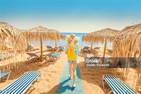 일광욕용 침대와 파라솔로 해변을 걷는 소녀 해변 리조트 와 여름 휴가 개념 걷기에 대한 스톡 사진 및 기타 이미지 걷기 행복 건강한 생활방식 Istock