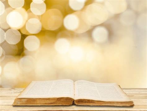 Abra O Livro Da Bíblia Sagrada No Fundo