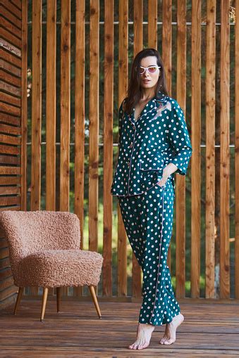 전체 길이의 나무 배경에 물방울 무늬와 잠옷 잠옷을 입고 서 있는 여자 백인 여성 모델 갈색 머리에 대한 스톡 사진 및 기타 이미지 갈색 머리 귀여운 명랑한 Istock